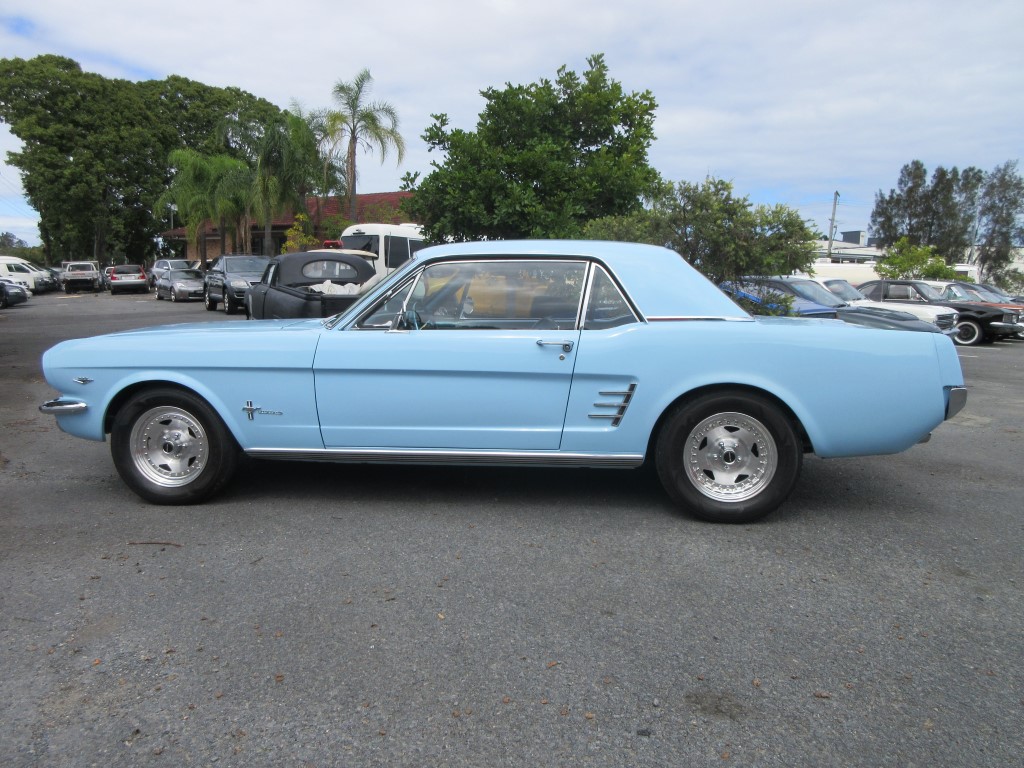 Ford Mustang notchback 1966 at Lloyds - Trade Unique Cars